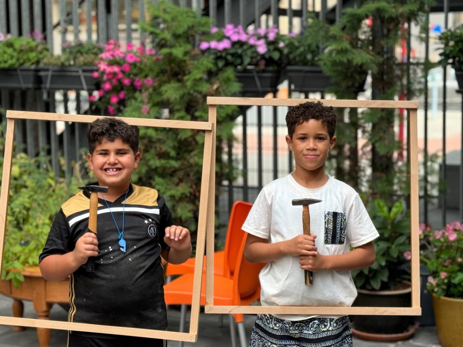 Kinderen van de Piëzo TalentenAcademie Paleinstein timmeren een lijst ...